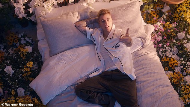 Paparazzi Photographed Justin Bieber Kisses His Wife Hailey In The New
